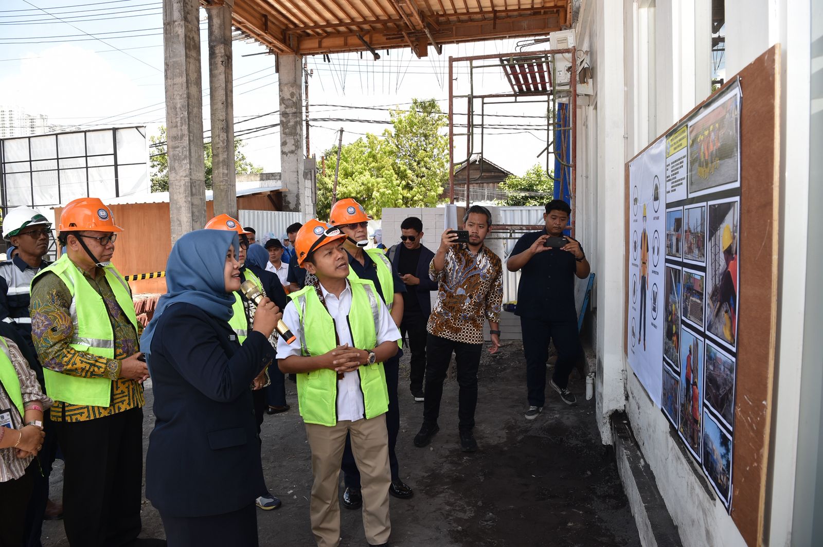 Siaran Pers: Wamendikdasmen Fajar Tinjau Revitalisasi SMK Farmasi ...